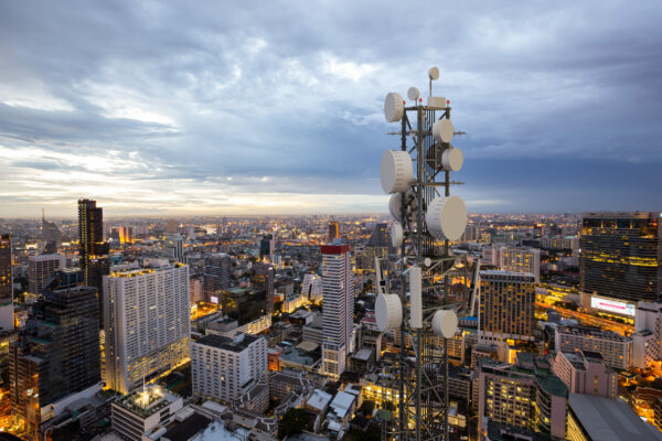 Cell Phone Pinging Cell Towers: How Often and When? - Tech With Tech