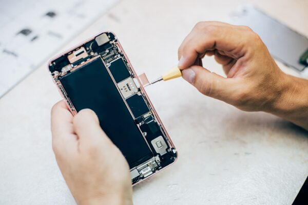 Why Does My Phone Keep Hanging Up Calls: 11 Reasons